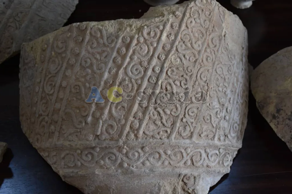 Jars with relief decoration from Eastern Syria – Colors and Stones