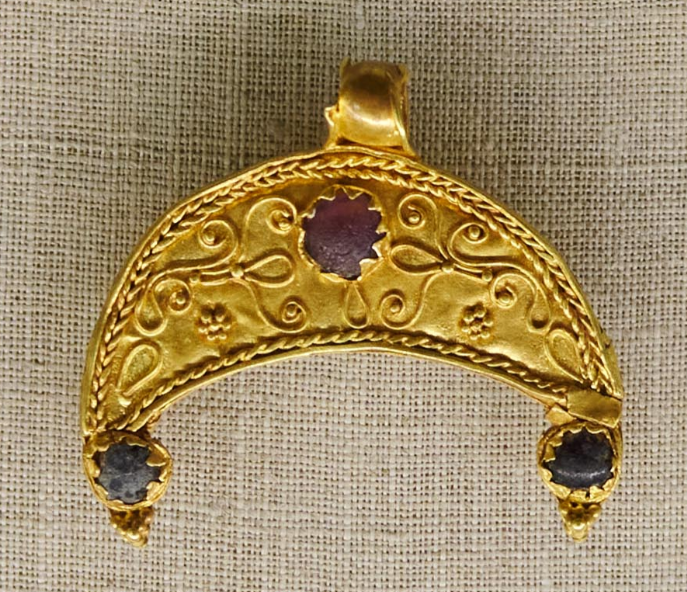 Roman time female burials Frontovoe 3, Crimea – Colors and Stones