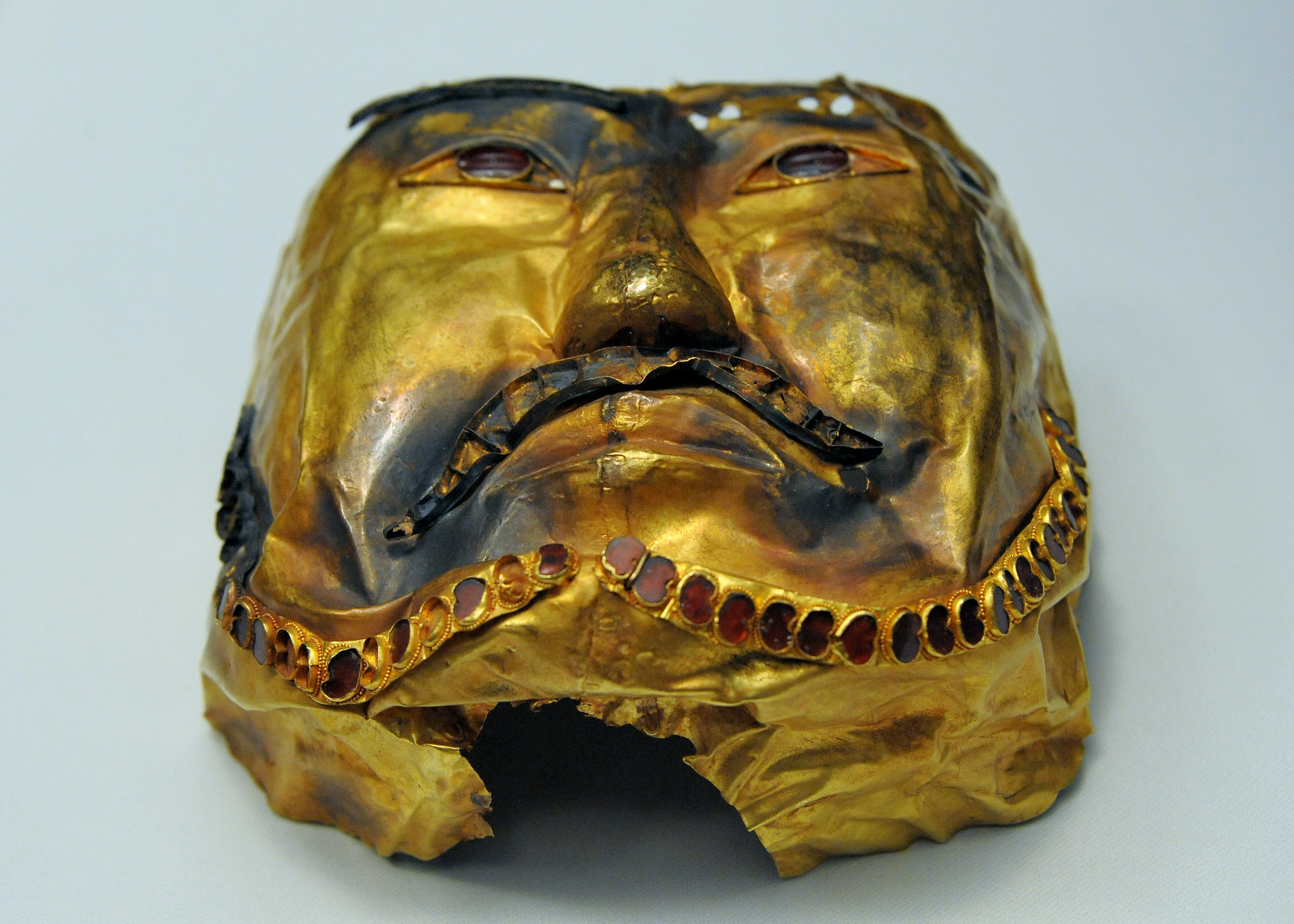 Gold mask from Boma – Colors and Stones
