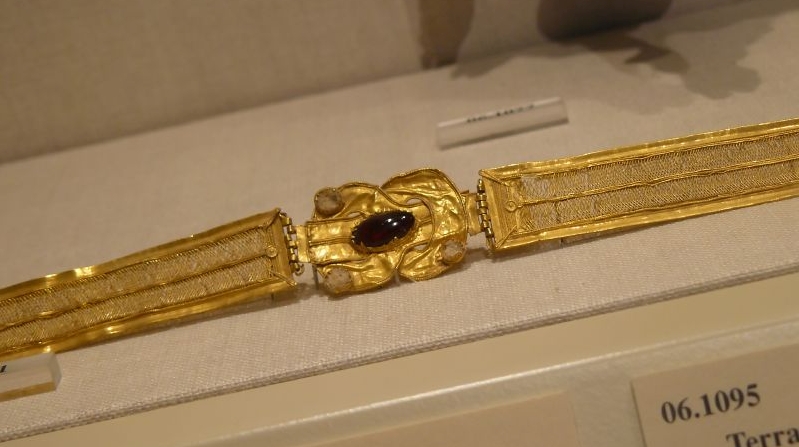 Hellenistic diadems in the form of a headband – an overview – Colors ...