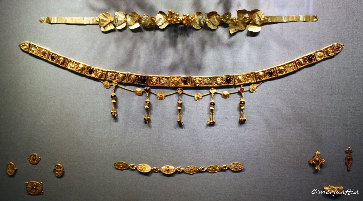 Hellenistic diadems in the form of a headband – an overview – Colors ...