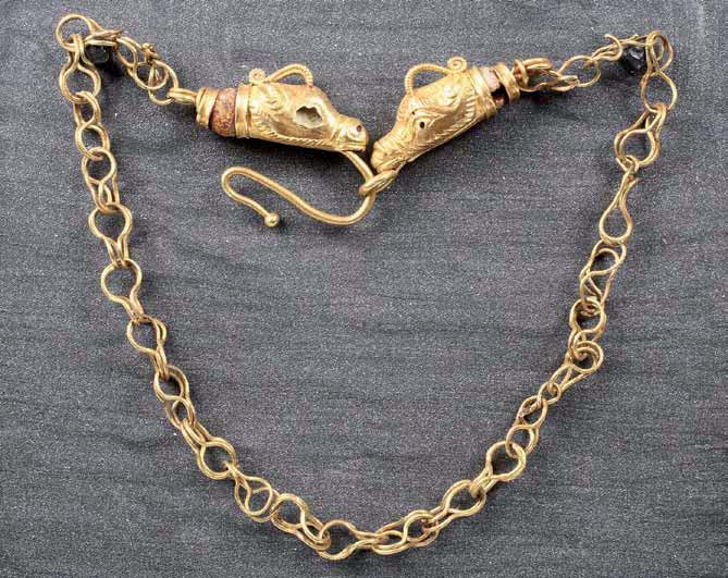 Ancient Arabia – female portraits. Jewelry on sculptures – Colors and ...